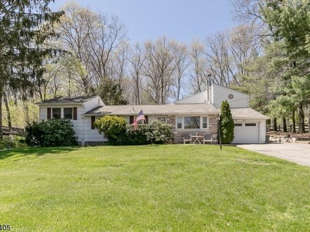 44 Venetian Dr, Jefferson Township, NJ 07849