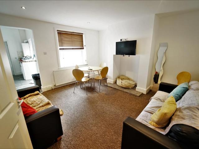 44 Wellington Street, City Centre. 5 bed house to rent £3,250 pcm £750 pw