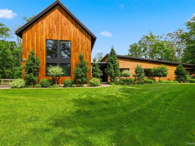 44 Woodlands Trl, Clinton Corners, NY 12514