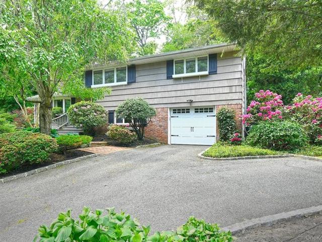 44 Wyoming Dr, Huntington Station, NY 11746