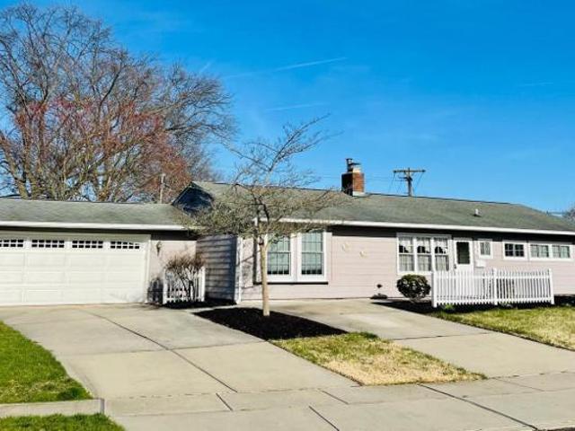 44 Favored Ln, Levittown, PA 19055