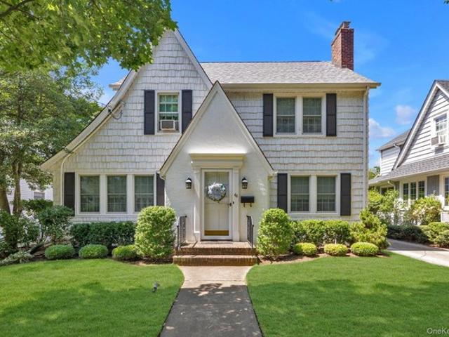 44 Fern St, Floral Park, NY 11001