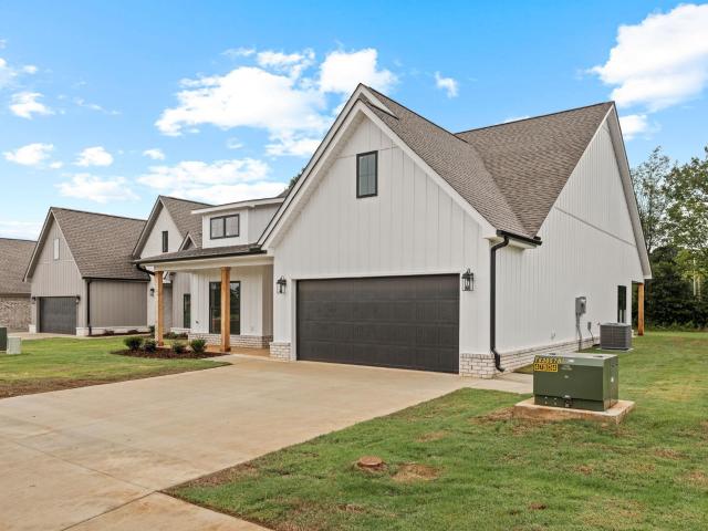 44 Foster Dr
