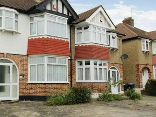 44 Gloucester Gardens, London, EN4 0QN, United Kingdom | 3 bed duplex for rent #154614302 | Rentberry