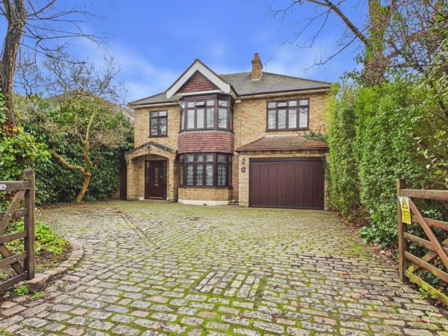 44 Hall Lane, Upminster 5 bed detached house to rent £3,750 pcm £865 pw