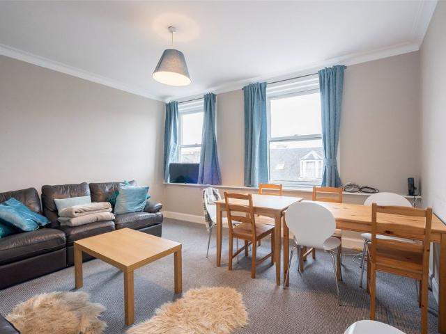 4/4 Hart Street