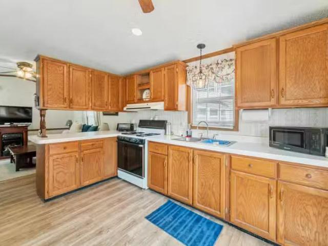 44 HEMLOCK DR, SHELTON, CT 06484 Single Family Residence For S.