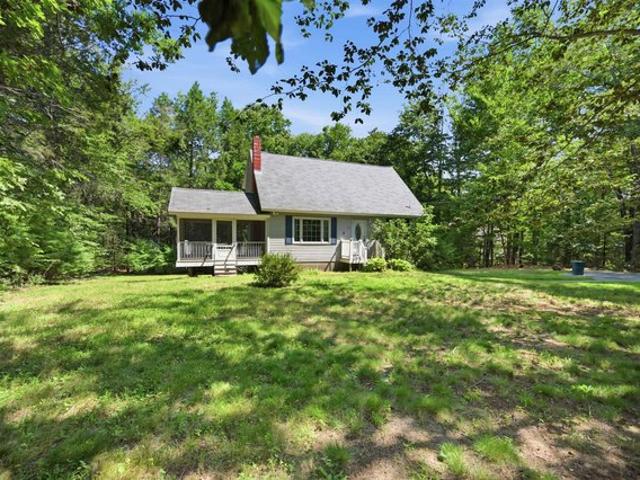 44 Holmeswood Dr, Sandown, NH 03873