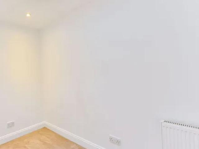44 Latchmere Road, London, SW11 2DT, United Kingdom | 3 bed townhouse for rent #122698289 | Rentberry