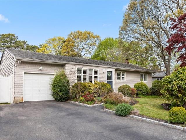 44 Maple Ave, Bellport, NY 11713