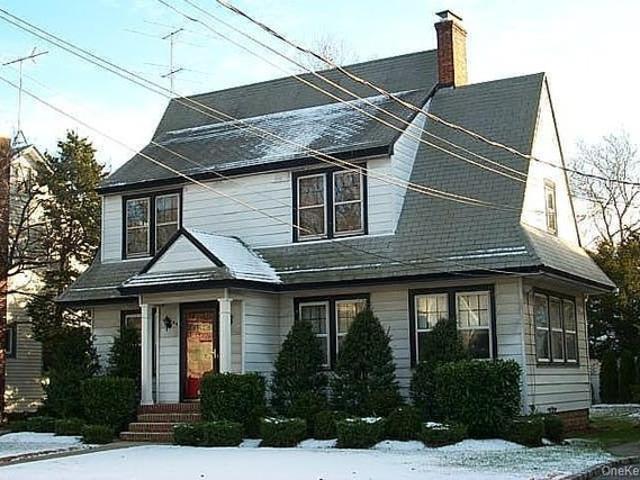 44 Muirfield Rd, Rockville Centre, NY 11570