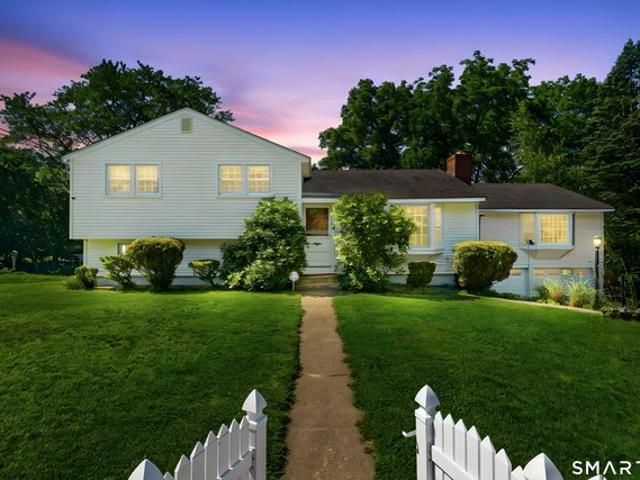 44 Occum Ln, Montville, CT 06382