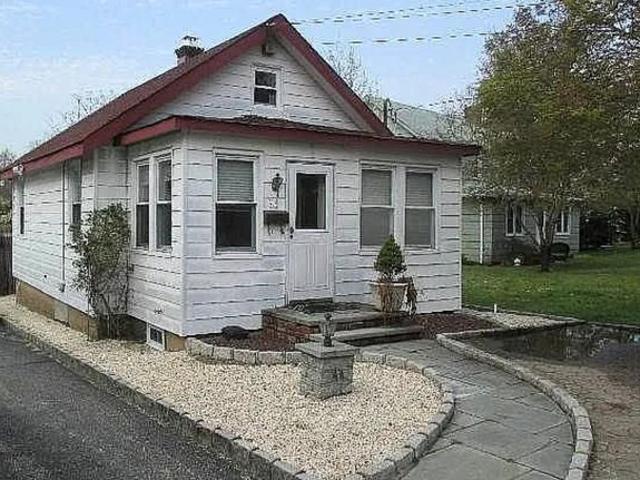 44 Perry Ave, Bayville, NY 11709