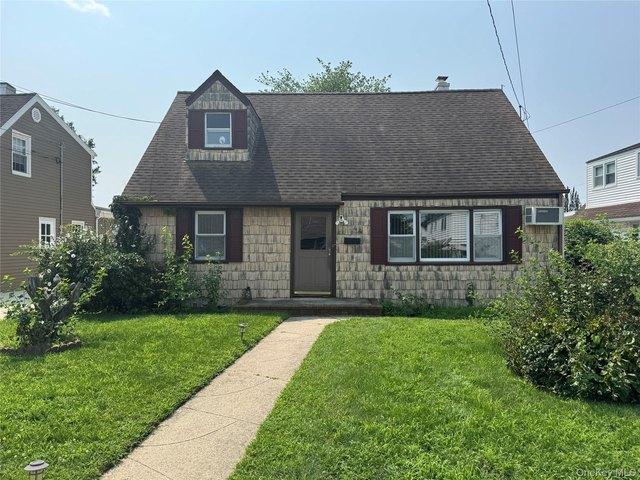44 Pine Ln, Valley Stream, NY 11581