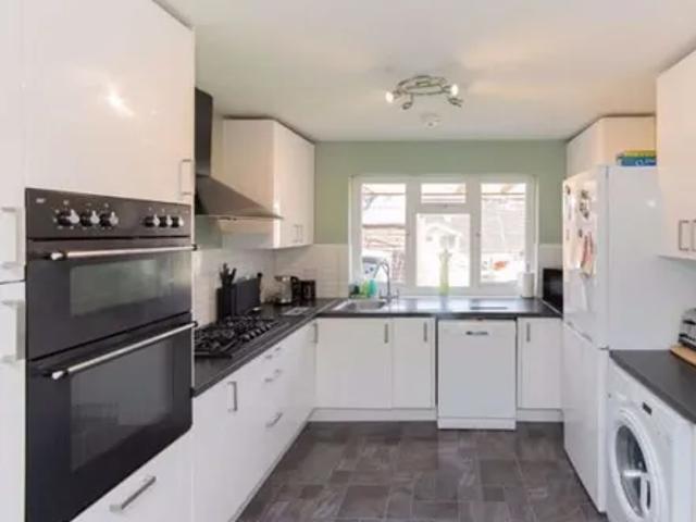 44 Pursley Road, London, NW7 2BT, United Kingdom | 4 bed apartment for rent #166026642 | Rentberry