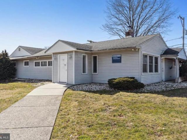 44 Sweetbriar Ln, Levittown, PA 19055