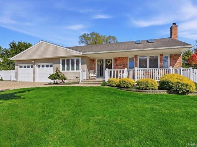 44 Steven Pl, Smithtown, NY 11787