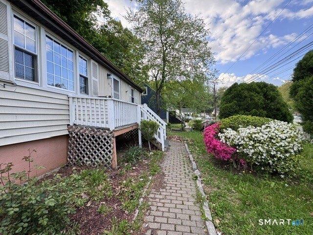 44 Sunshine Cir, Bridgeport, CT 06606