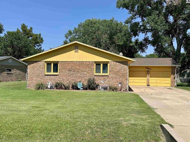 4504 Foothill Dr, Hutchinson, KS 67502