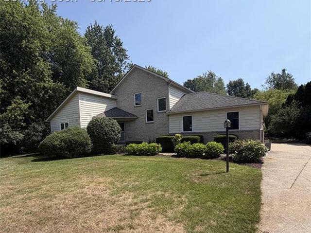 4505 Mariners Ct, White Lake, MI 48386