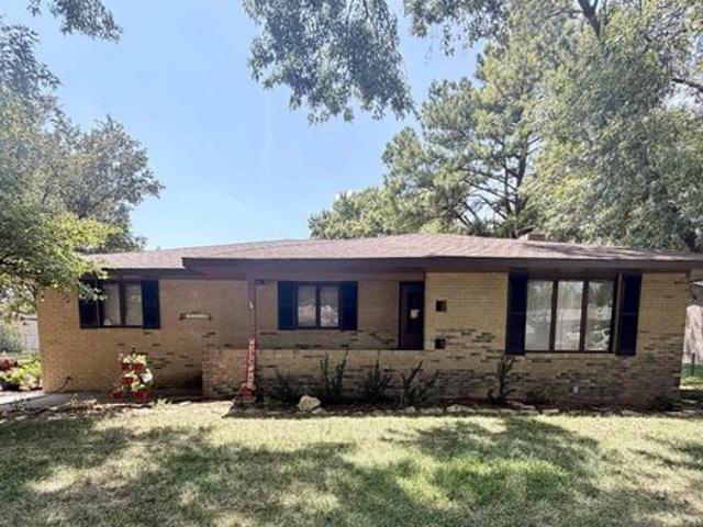 4509 Foothill Dr, Hutchinson, KS 67502