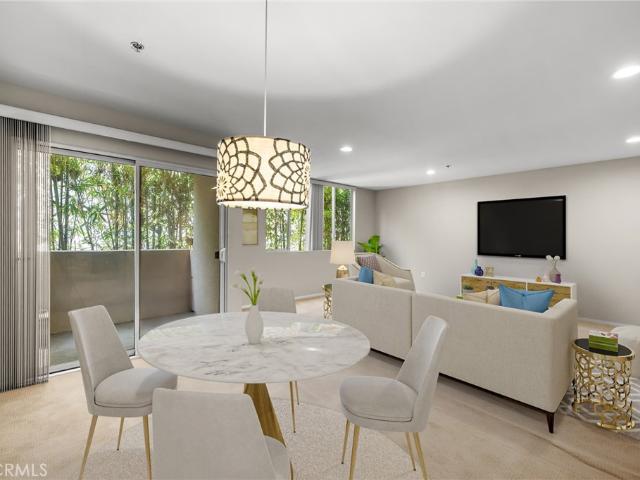 4501 Cedros 220