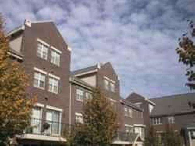 $450 / 4br 1 large bedroom in a 4 bedroom apartment summer sublet for 2011 3N Randall Ave, Apt #1