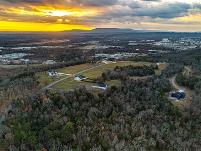 450 Apple Ln, Russellville, AR 72802