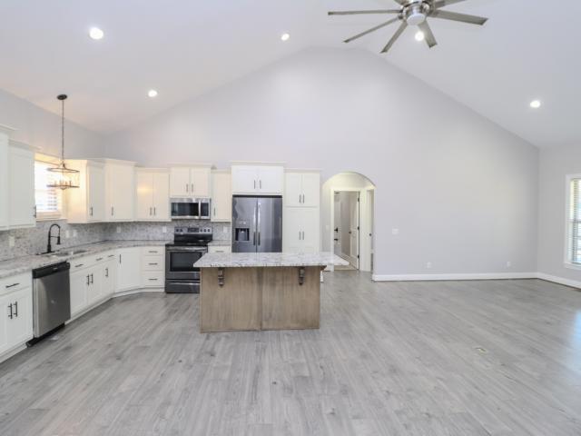 450 Bridle Path Ln