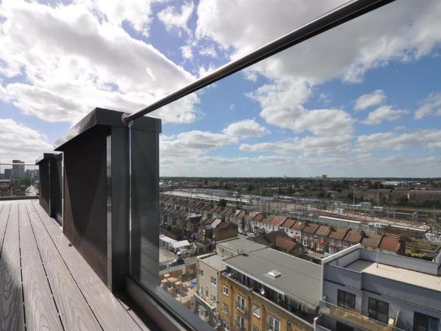 450 High Road, Ilford IG1 3 bed apartment to rent £2,300 pcm £531 pw