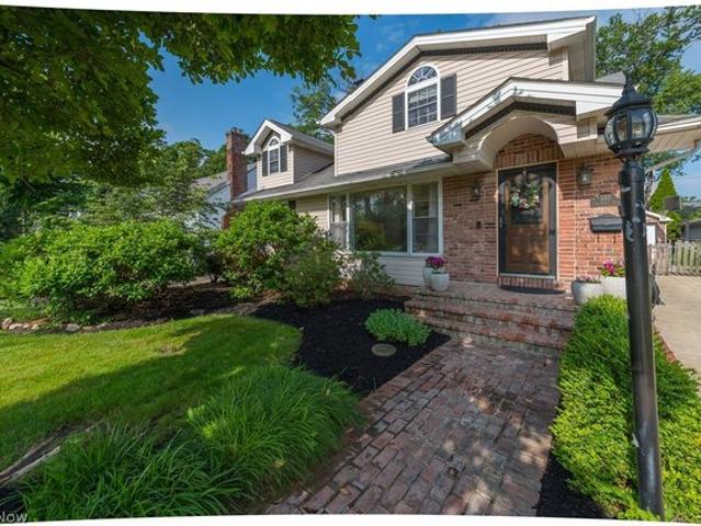 450 Lake Forest Dr, Bay Village, OH 44140