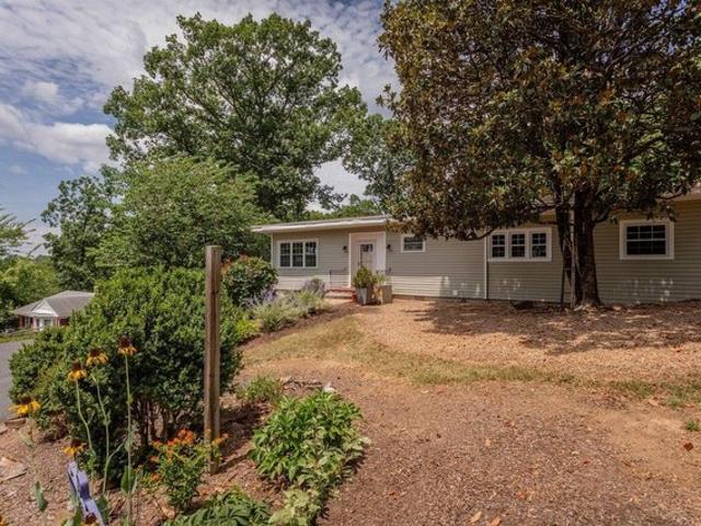 450 Mountain View Dr, Staunton, VA 24401
