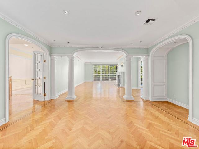 450 N MAPLE Drive 401