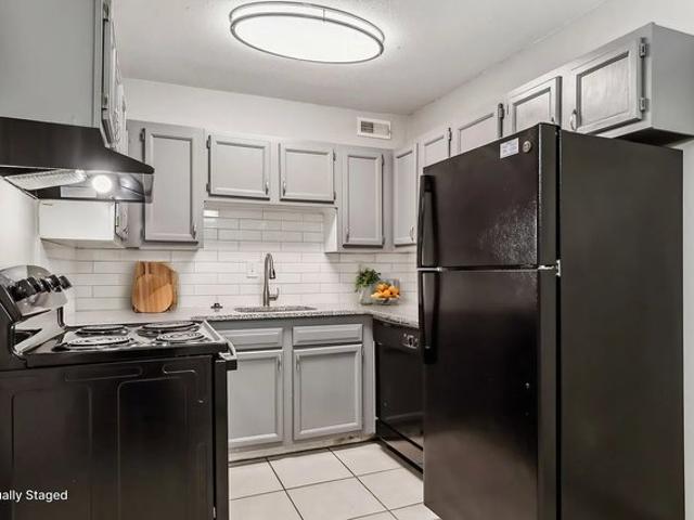 450 NE 68th St, Kansas City, MO 64118