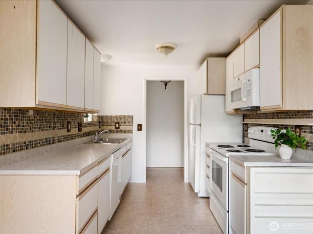4511 Woodland Circle