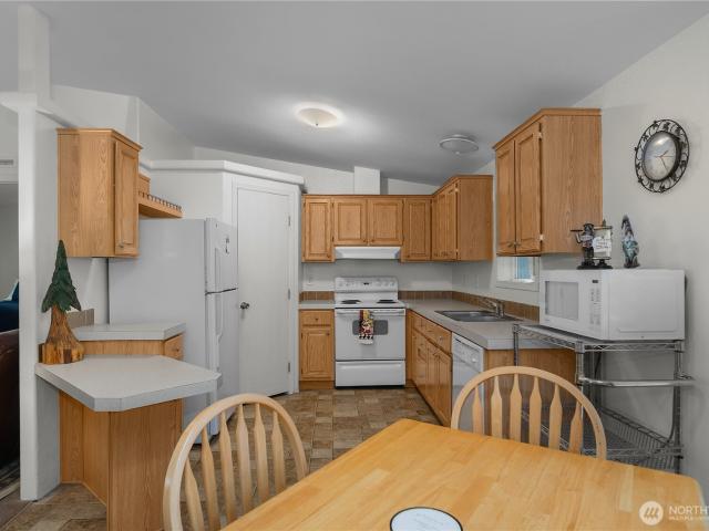 451 E Lakeshore Dr W
