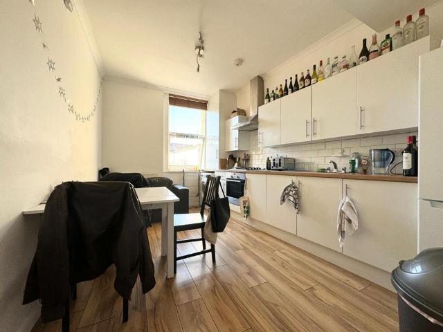 451 New Cross Road, London SE14 3 bed apartment to rent £2,650 pcm £612 pw