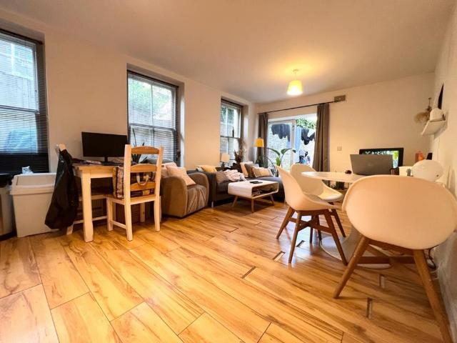 451 New Cross Road, London SE14 4 bed apartment to rent £4,150 pcm £958 pw