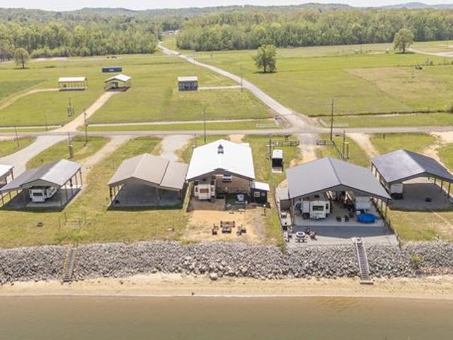 451 River Front Dr, Clifton, TN 38425
