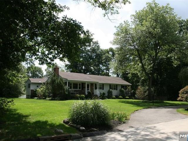 452 Glendale Rd, Wyckoff, NJ 07481