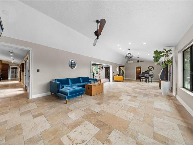 452 SE Paradise Point Rd, Crystal River, FL 34429 | MLS #O6376