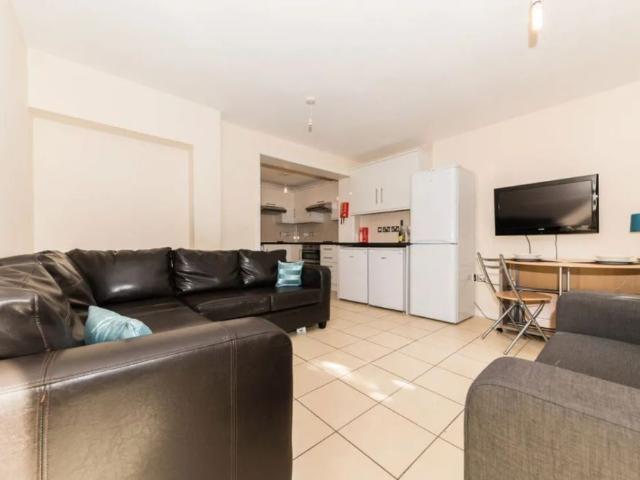 £452 p/w £1,959 pcm