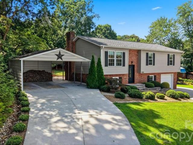 4536 Kings Cir, Hickory, NC 28602
