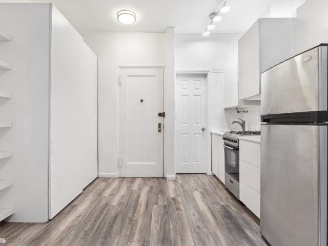 453 W 22ND Street 2R