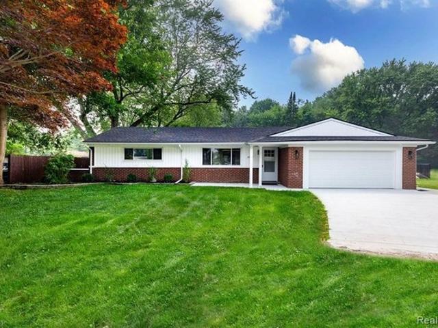 45471 Abington Cir, Macomb Township, MI 48042