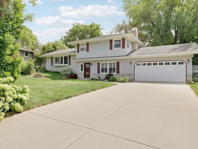 4541 Heritage Hills Cir, Bloomington, MN 55437