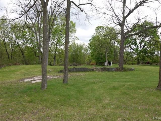 454 East Rd, Holly, MI 48442