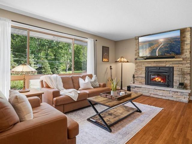 455 Arcwood Rd, Mahtomedi, MN 55115