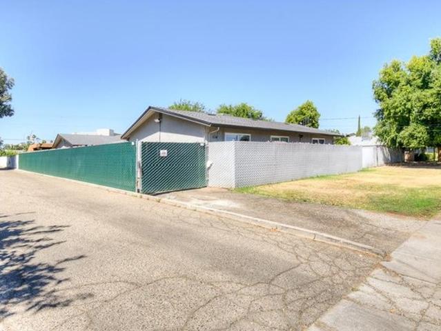 4563 E Sierra Madre Ave, Fresno, CA 93726
