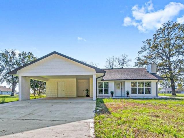 456 Deep Woods Ln, Livingston, TX 77351
